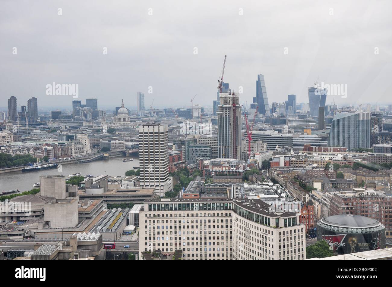 Clock london bridge rail station hi-res stock photography and images ...