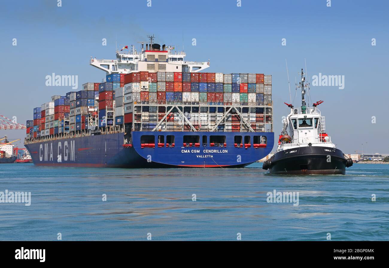 Container ship being positioned by a tug Stock Photo - Alamy