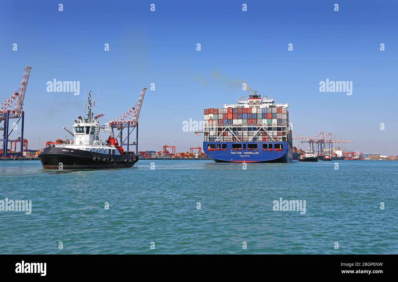 Container ship being positioned by a tug Stock Photo - Alamy