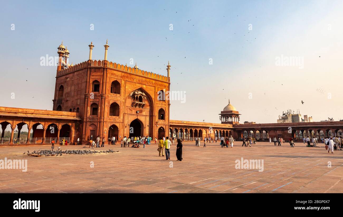 The courtyard of Jama Masjid red sandstone Mosque in Delhi, India Stock ...