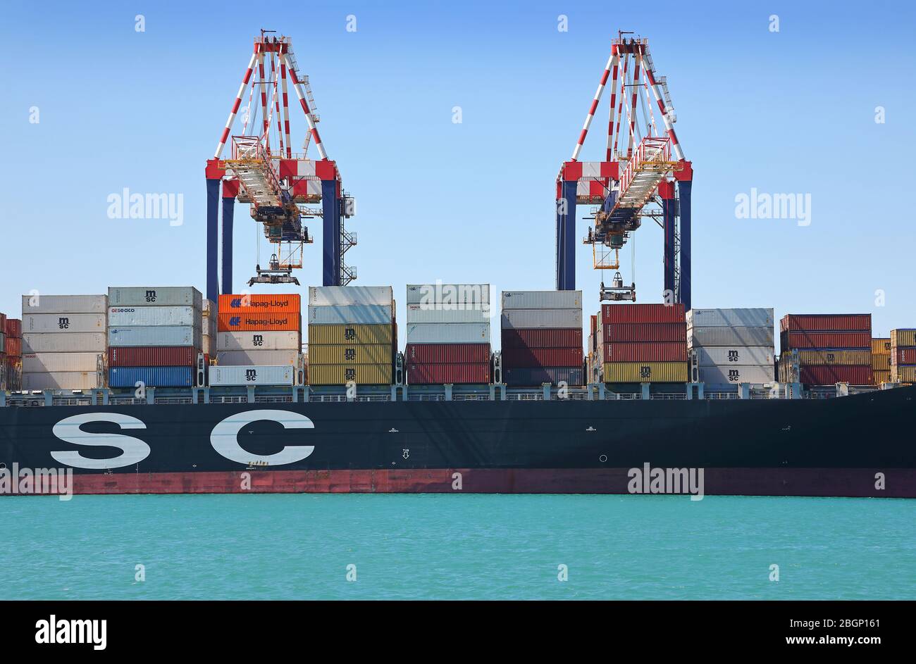 Container ship being positioned by a tug Stock Photo - Alamy
