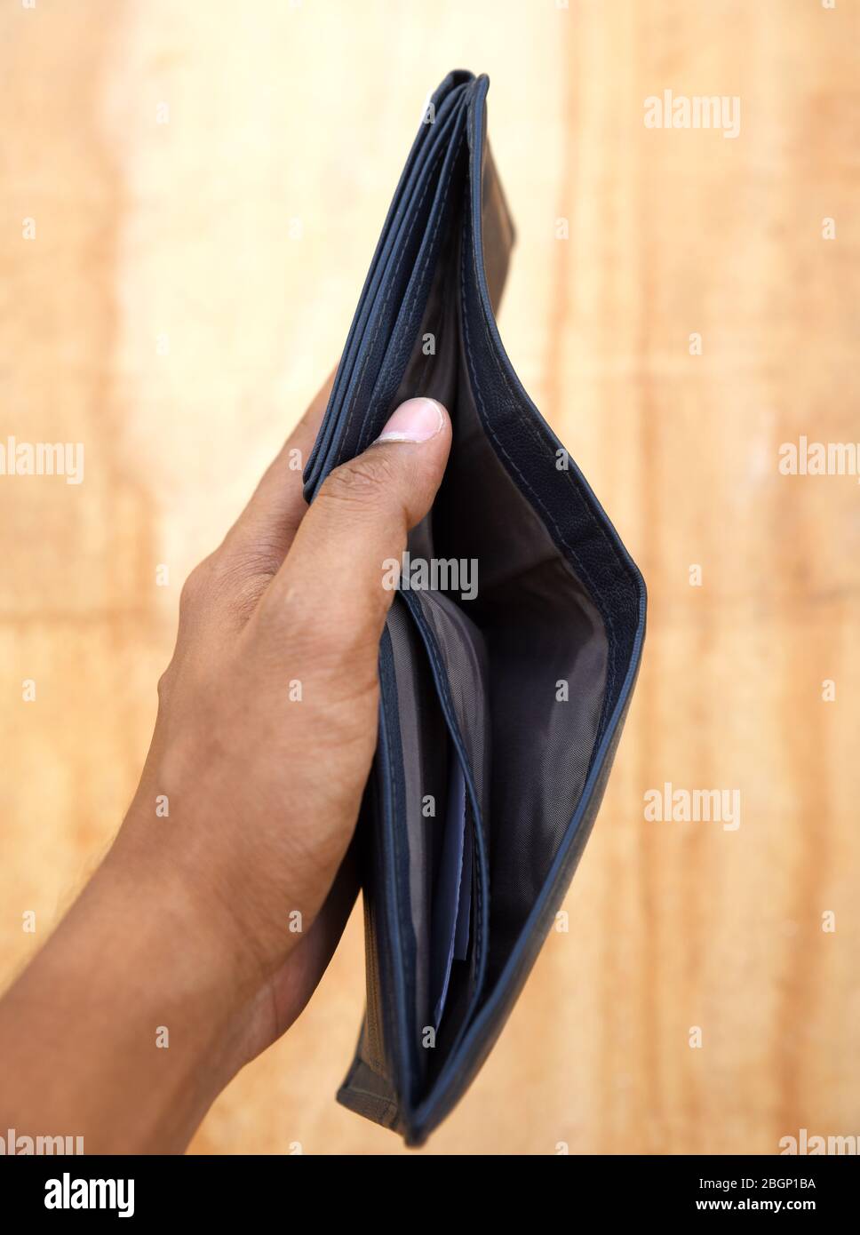 hand holding empty wallet - recession Stock Photo - Alamy