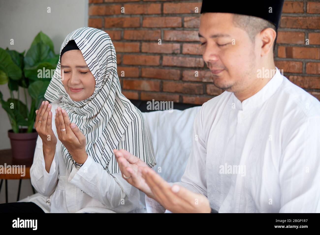 Open arm muslim woman hi-res stock photography and images - Alamy
