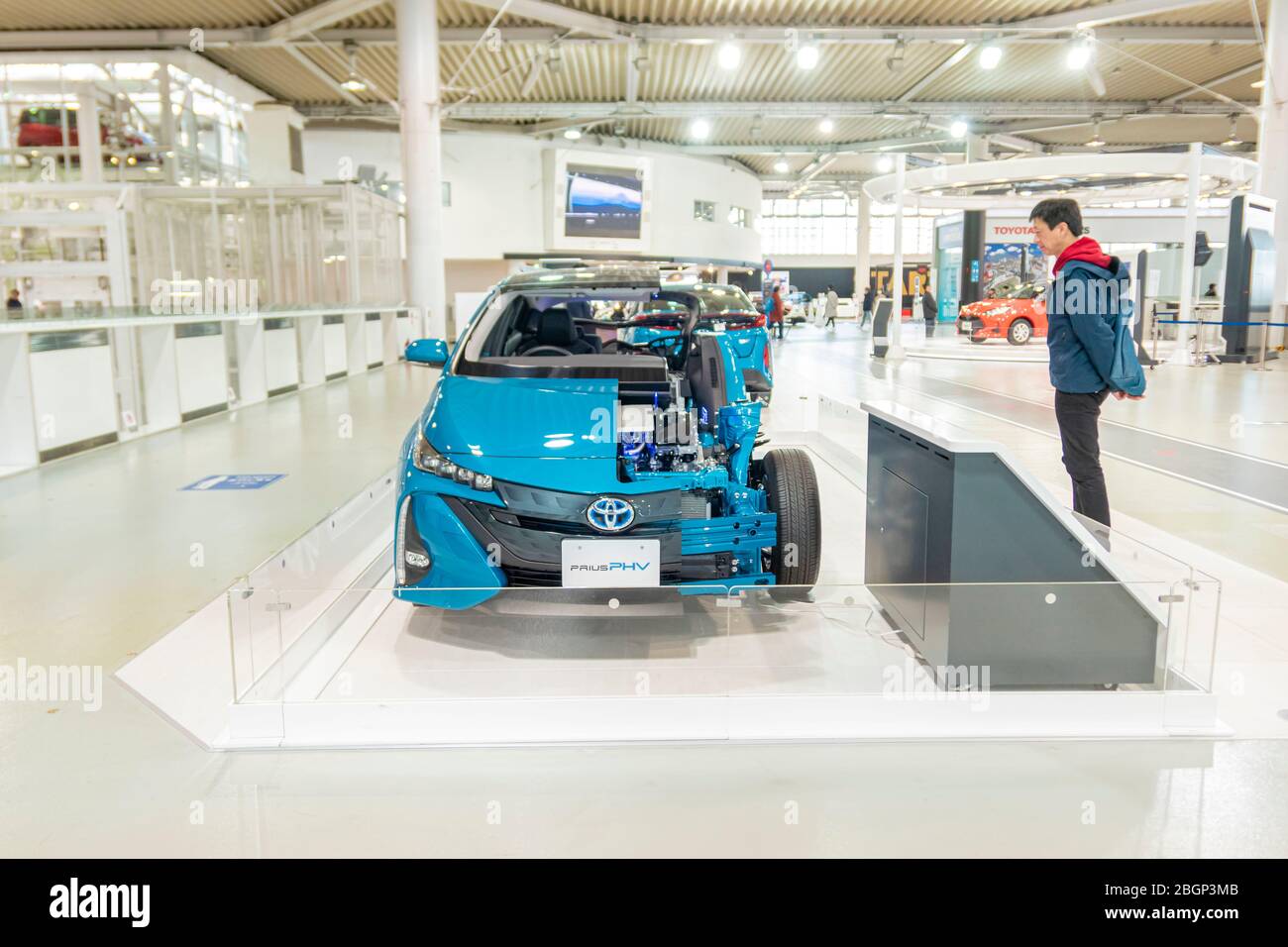 The new PHEV Toyota Prius was cut in-half and shown at Toyota Gazoo ...