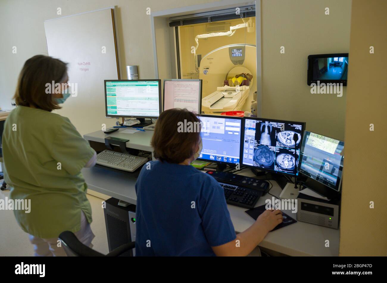 Two doctors observing patient hi-res stock photography and images - Alamy