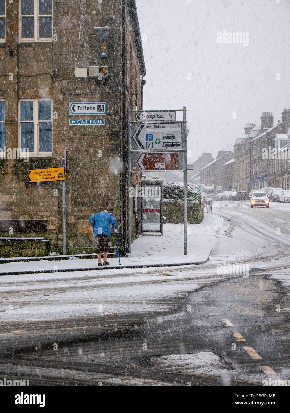 Elderly snow street uk hi-res stock photography and images - Alamy