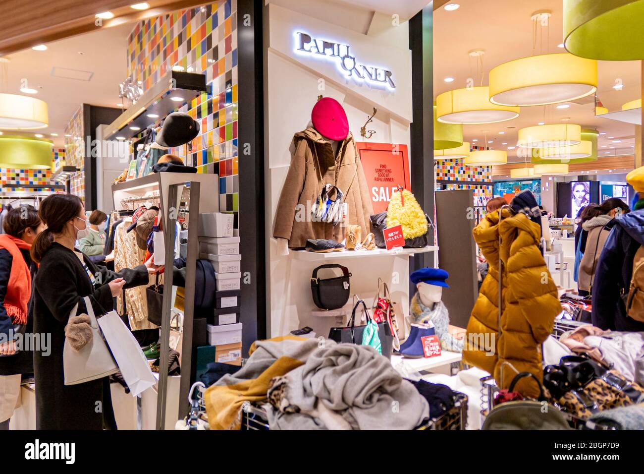 Young women in shinjuku hi-res stock photography and images - Alamy