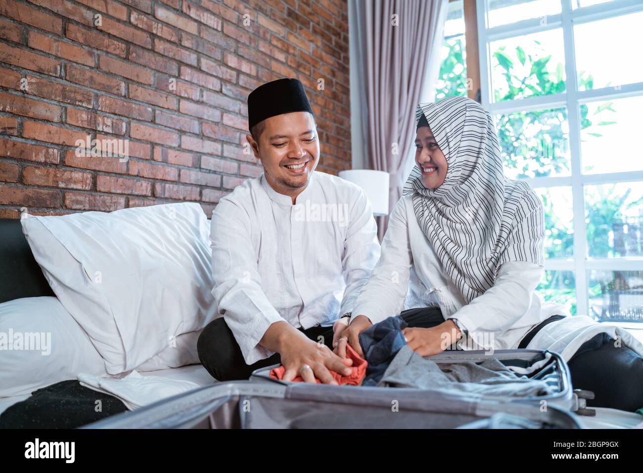 happy muslim couple packing for holiday Stock Photo - Alamy