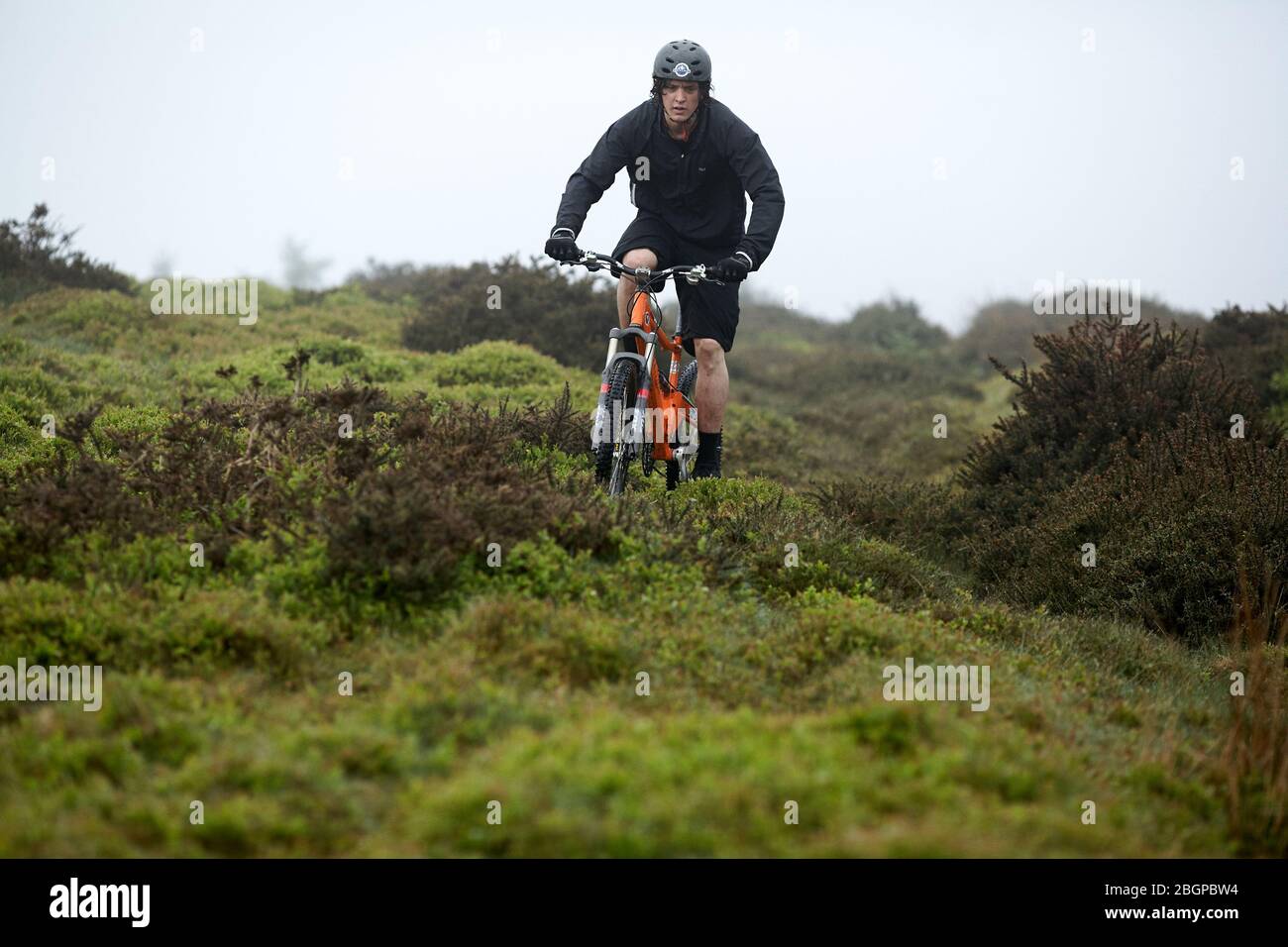 Man riding bike in mountains wales hi-res stock photography and images ...