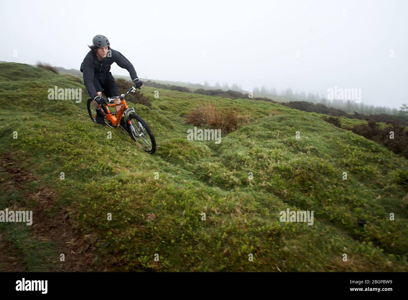Man riding bike in mountains wales hi-res stock photography and images ...