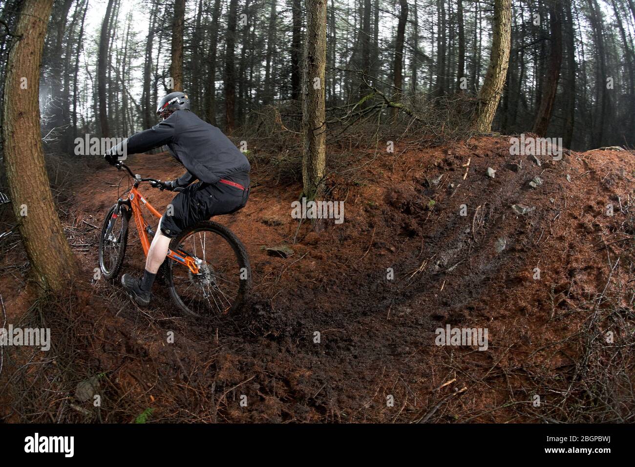 Man riding bike in mountains wales hi-res stock photography and images ...