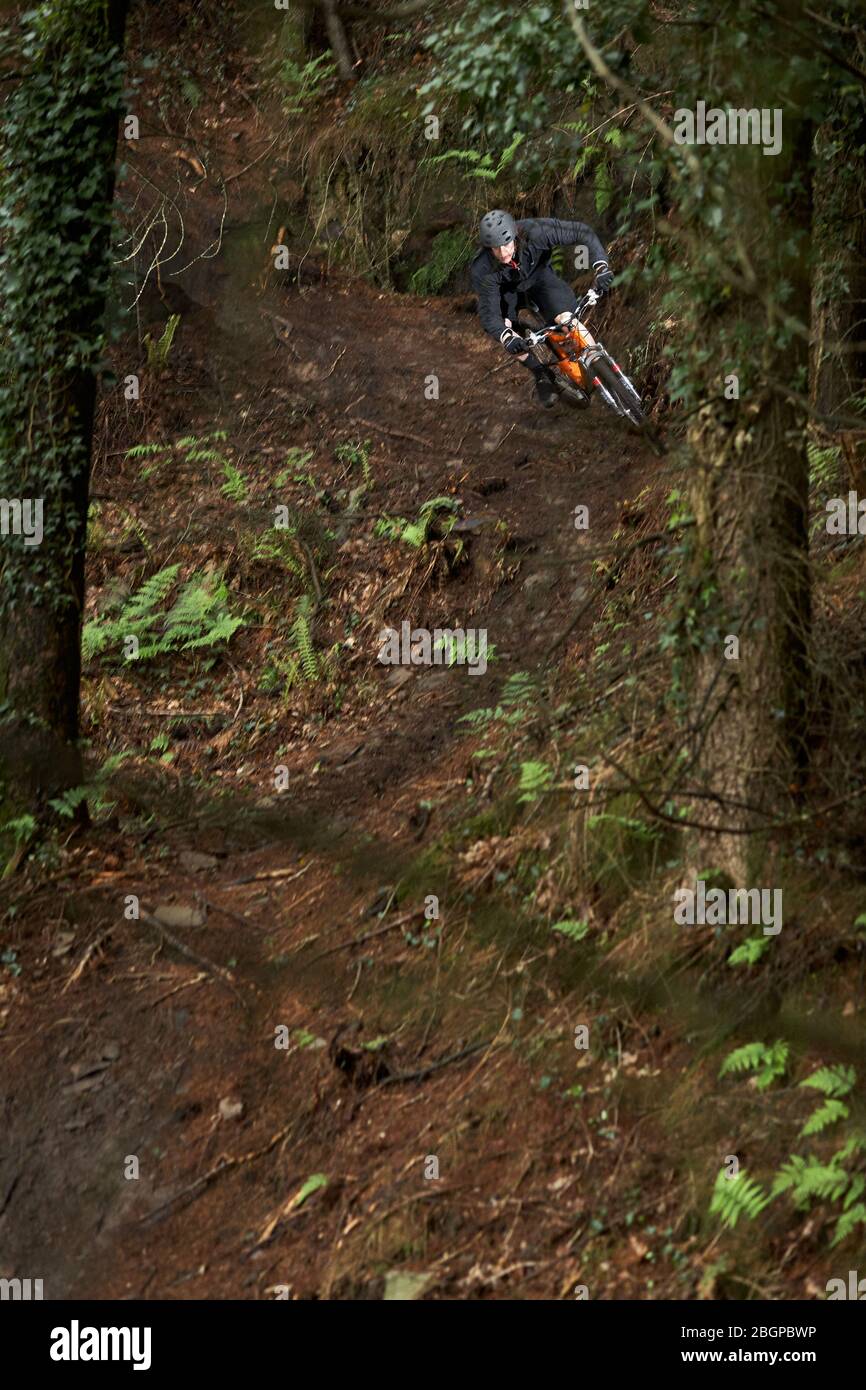 Man riding bike in mountains wales hi-res stock photography and images ...