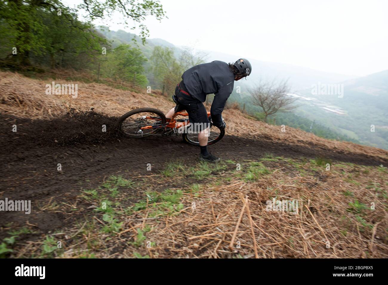 Man riding bike in mountains wales hi-res stock photography and images ...