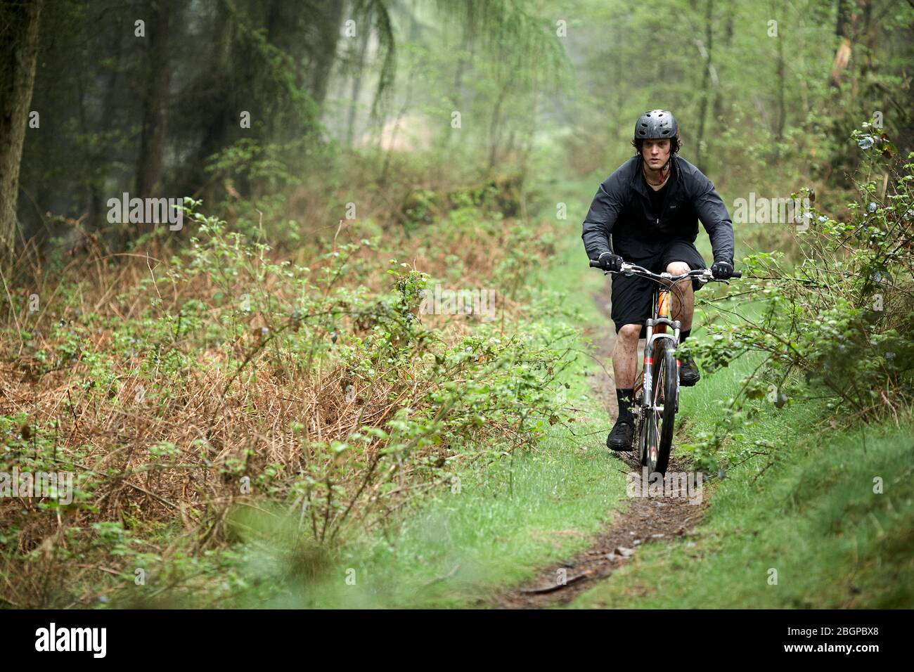 Man riding bike in mountains wales hi-res stock photography and images ...