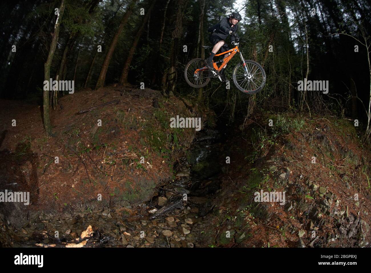 Man riding bike in mountains wales hi-res stock photography and images ...