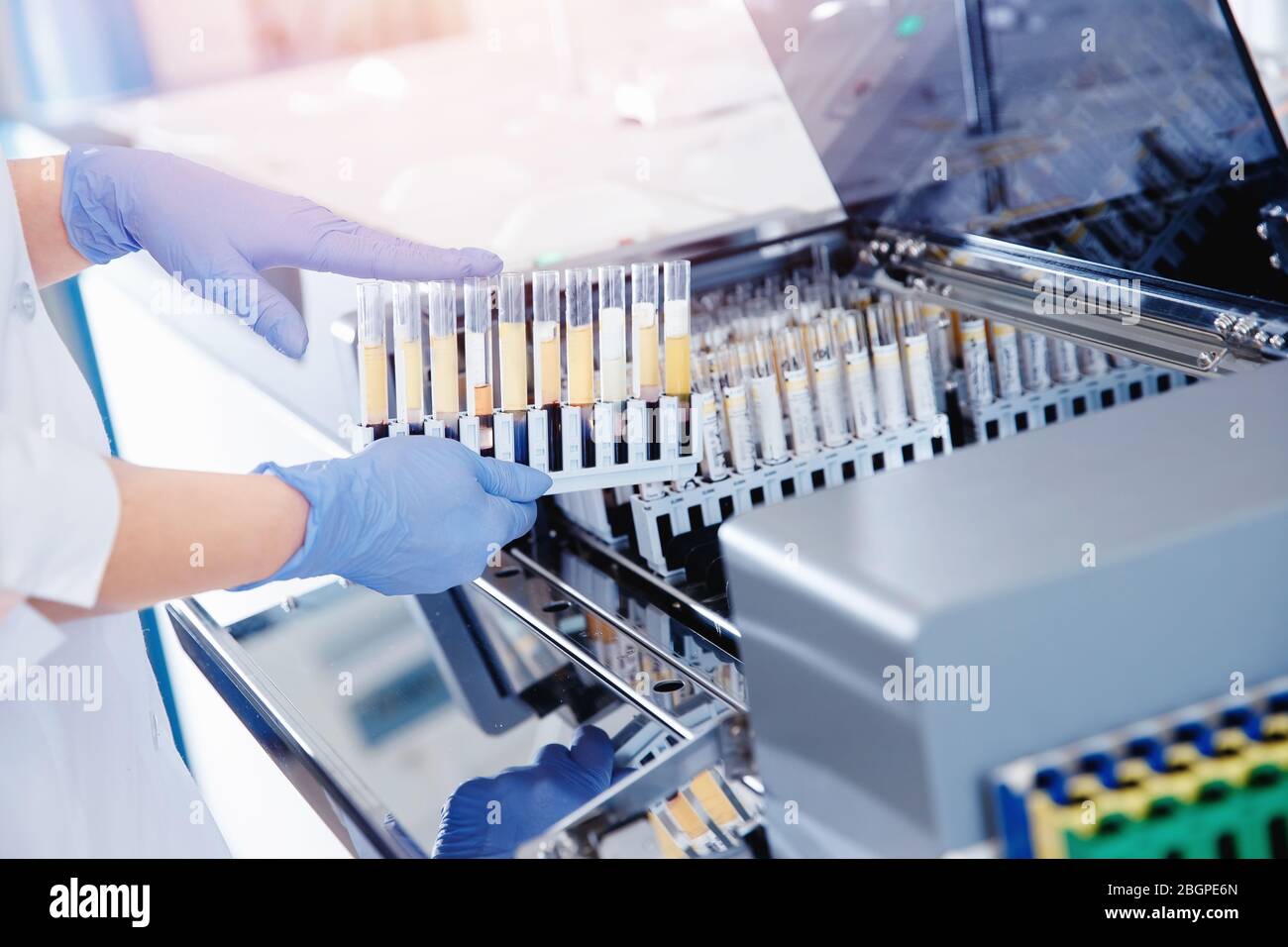 Lab sample robot hi-res stock photography and images - Alamy