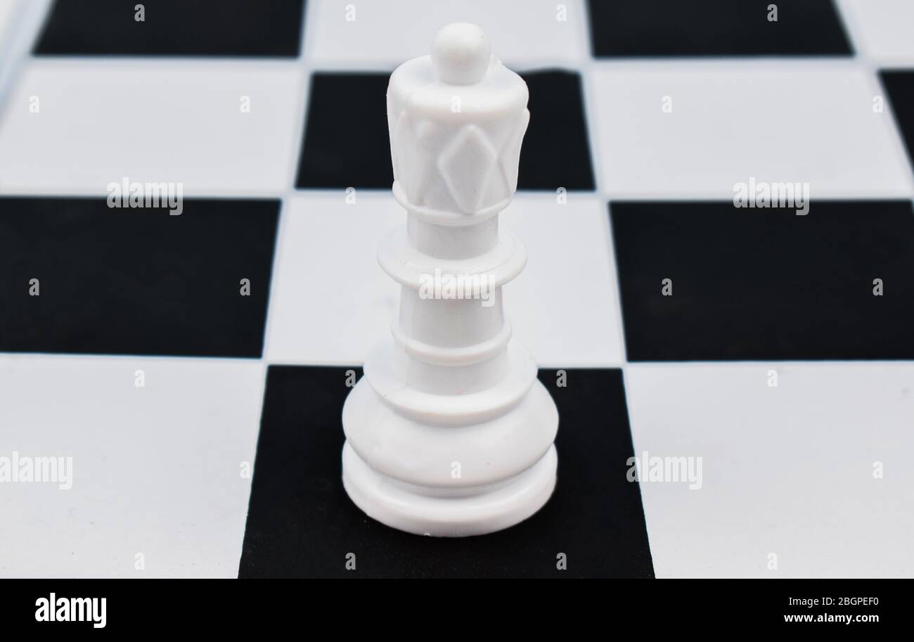 King and queen in chess hi-res stock photography and images - Alamy