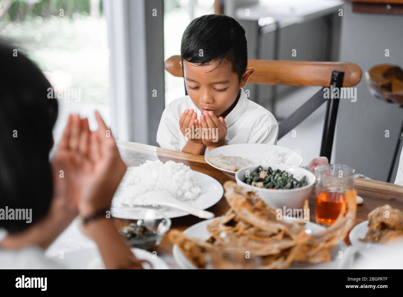 Breaking fast muslim hand hi-res stock photography and images - Alamy