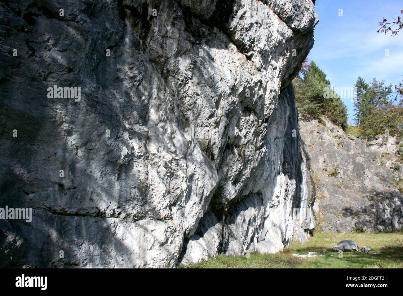 A landscape in the highlands, with rocks, trees and blue sky Eine ...