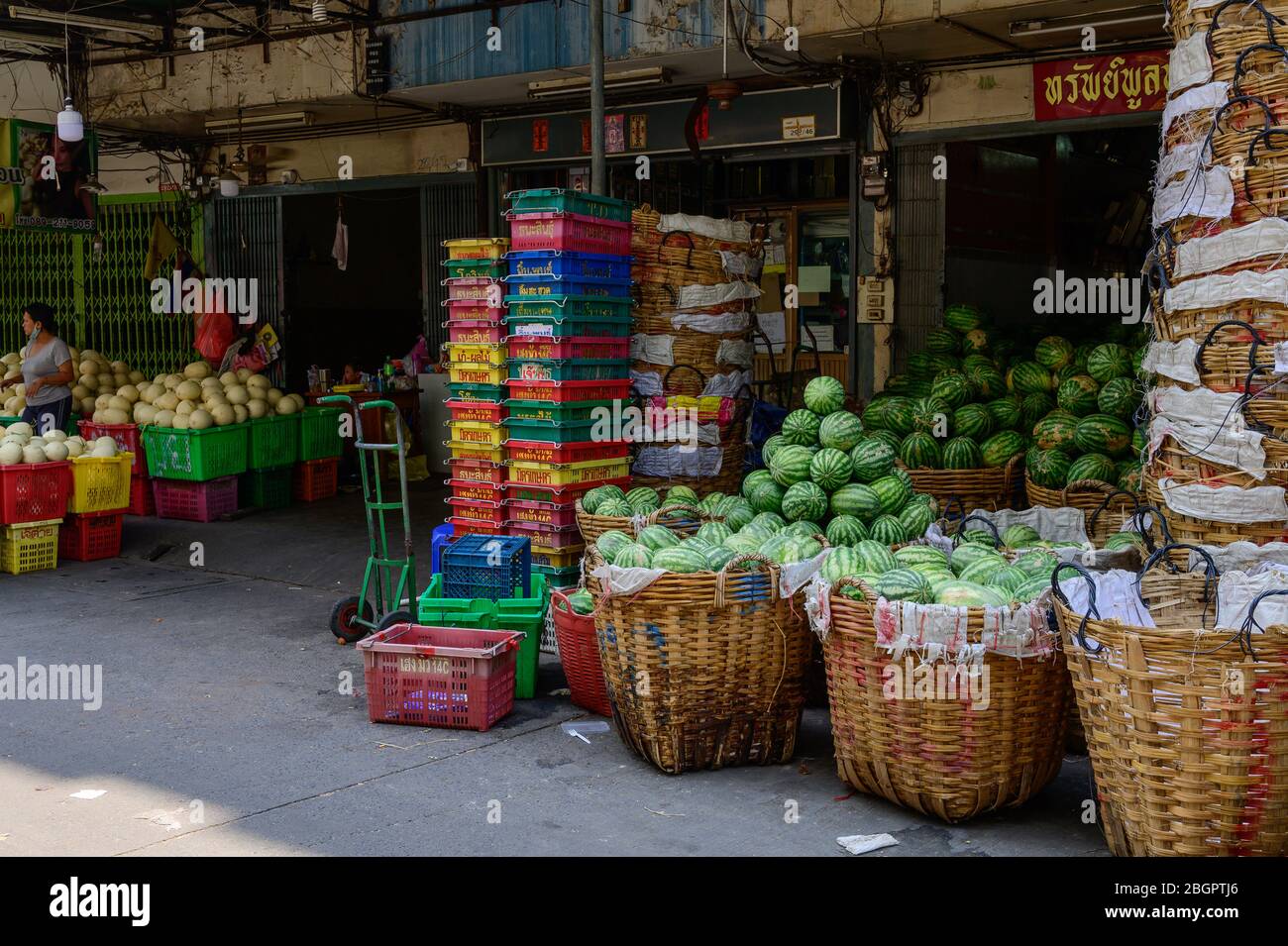 Local wholesale fruit market at Mahanak Fruit Market Stock Photo - Alamy