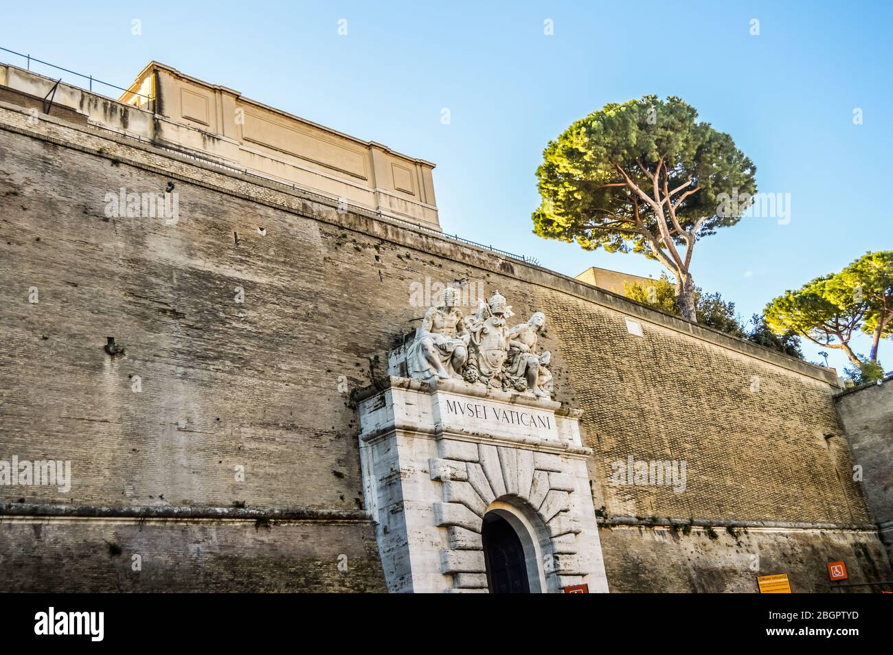 The main entrance to the vatican museums hi-res stock photography and ...