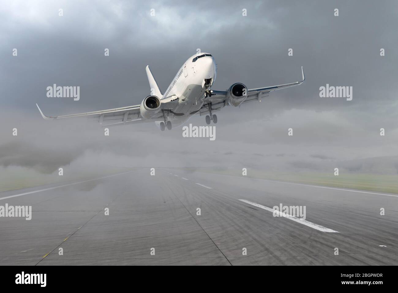Landing airplane in fog hi-res stock photography and images - Alamy
