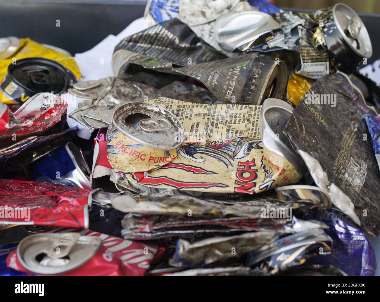Aluminium drinks cans roadside waste recycling Stock Photo - Alamy