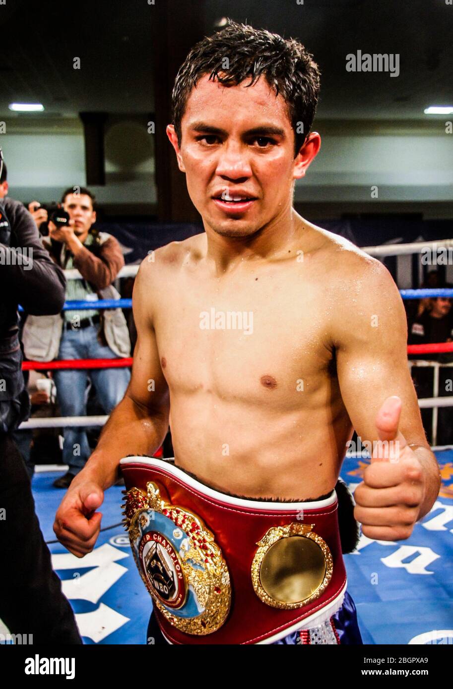 El mexicano Manuel ¨Chango Vargas (short azul) retuvo su titulo de ...