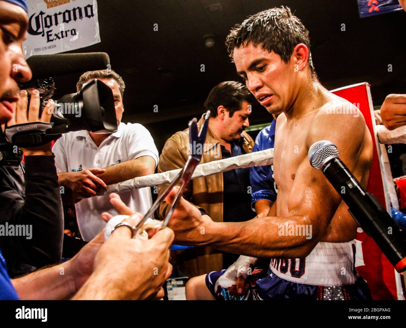 El mexicano Manuel ¨Chango Vargas (short azul) retuvo su titulo de ...