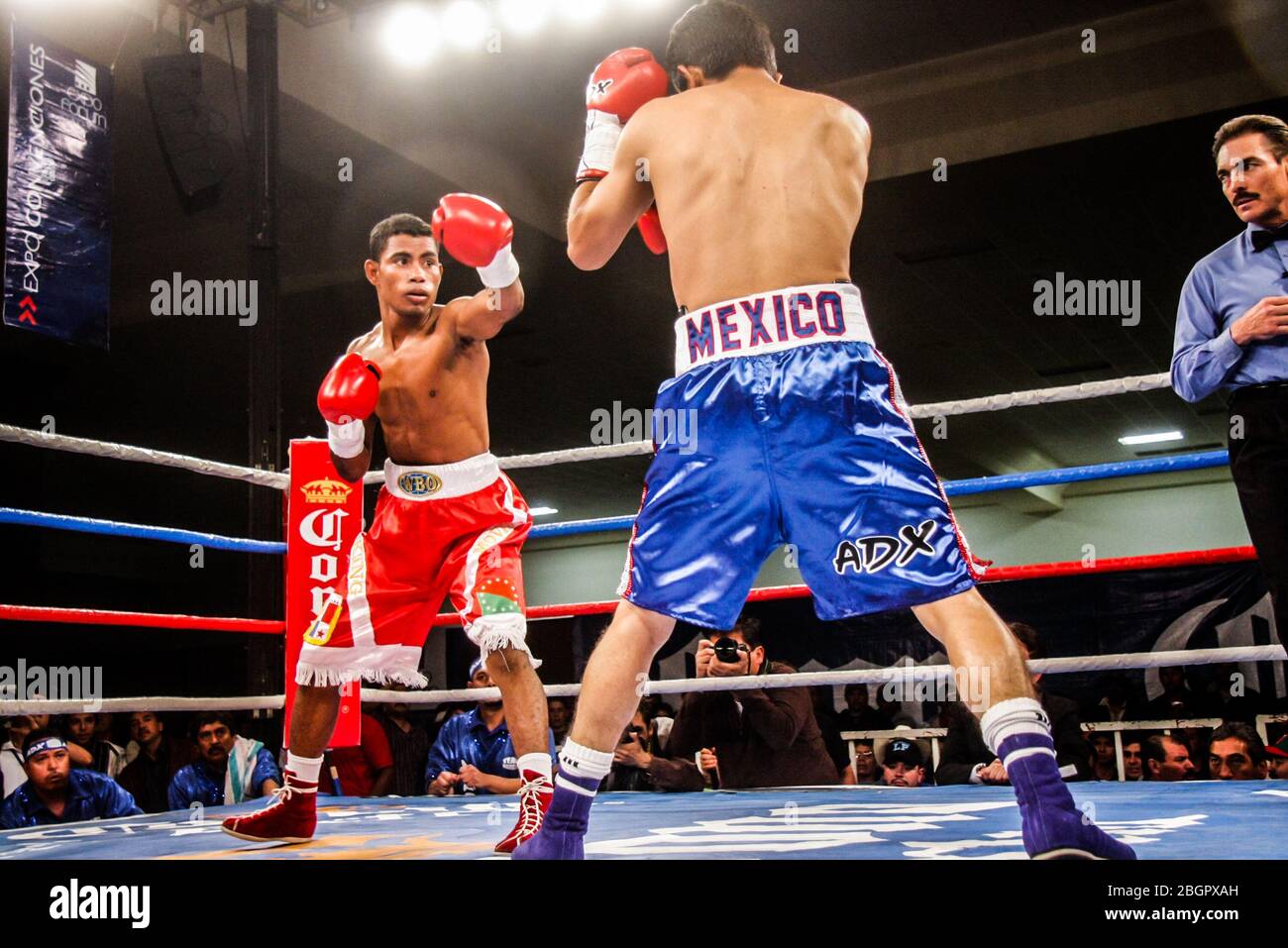 El mexicano Manuel ¨Chango Vargas (short azul) retuvo su titulo de ...