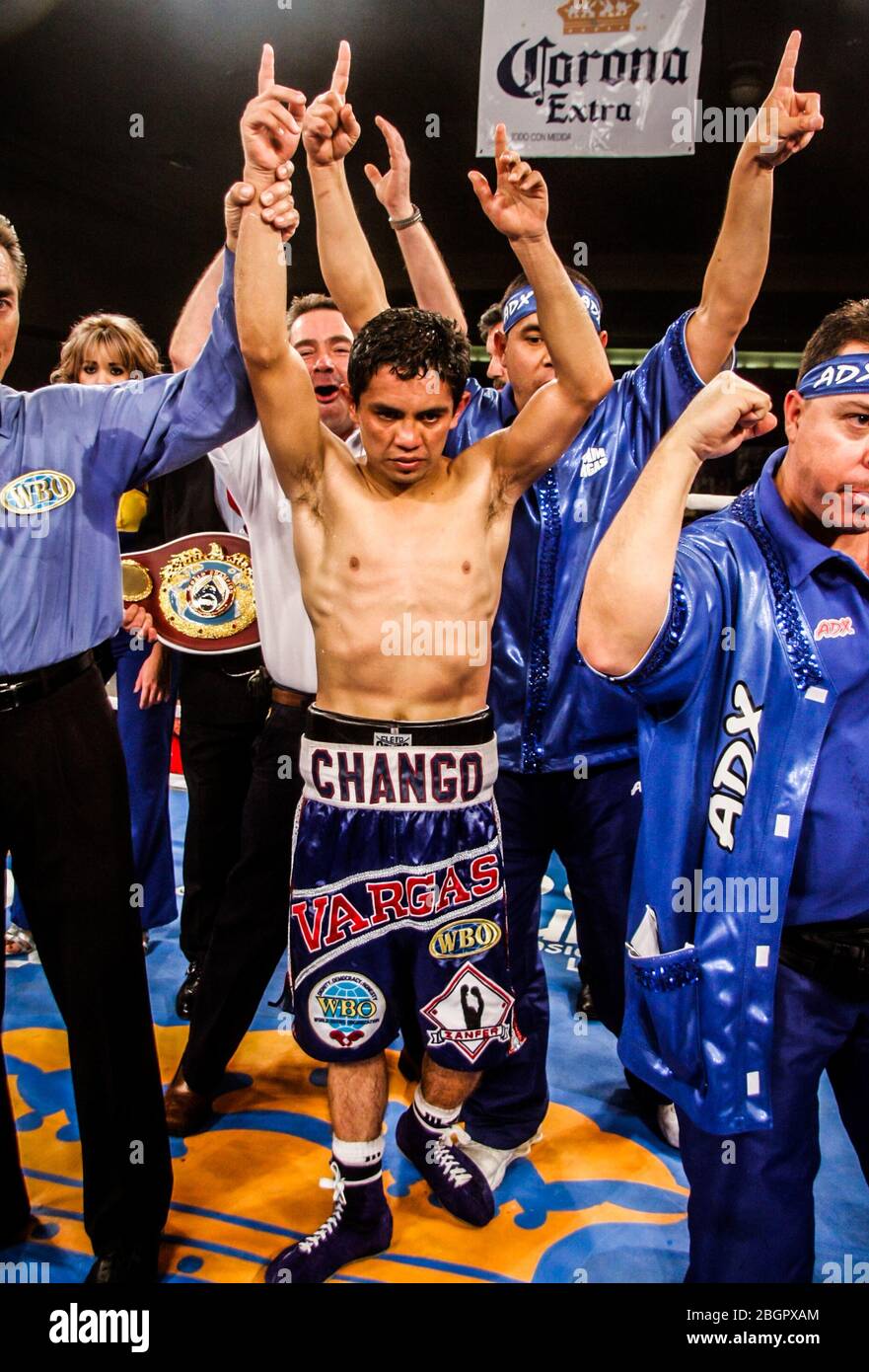 El mexicano Manuel ¨Chango Vargas (short azul) retuvo su titulo de ...