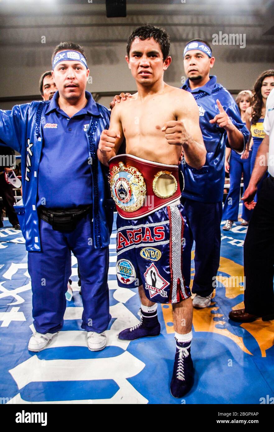 El mexicano Manuel ¨Chango Vargas (short azul) retuvo su titulo de ...