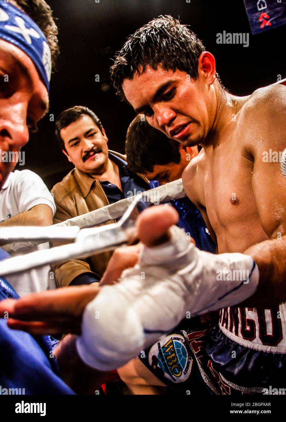 El mexicano Manuel ¨Chango Vargas (short azul) retuvo su titulo de ...