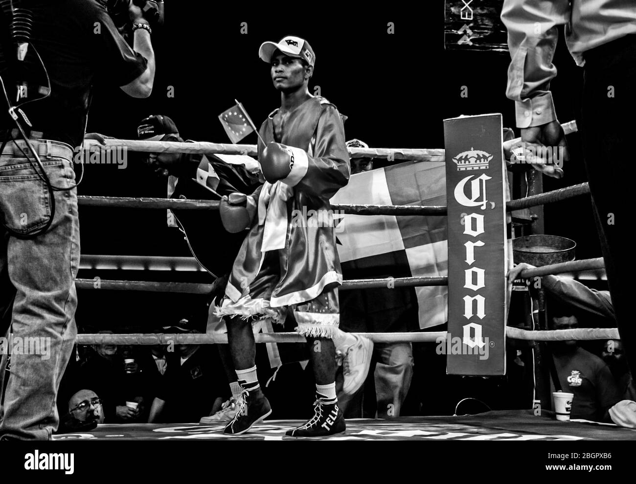 El mexicano Manuel ¨Chango Vargas (short azul) retuvo su titulo de ...