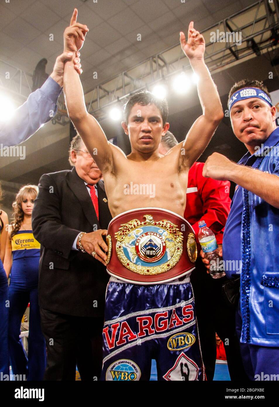 El mexicano Manuel ¨Chango Vargas (short azul) retuvo su titulo de ...