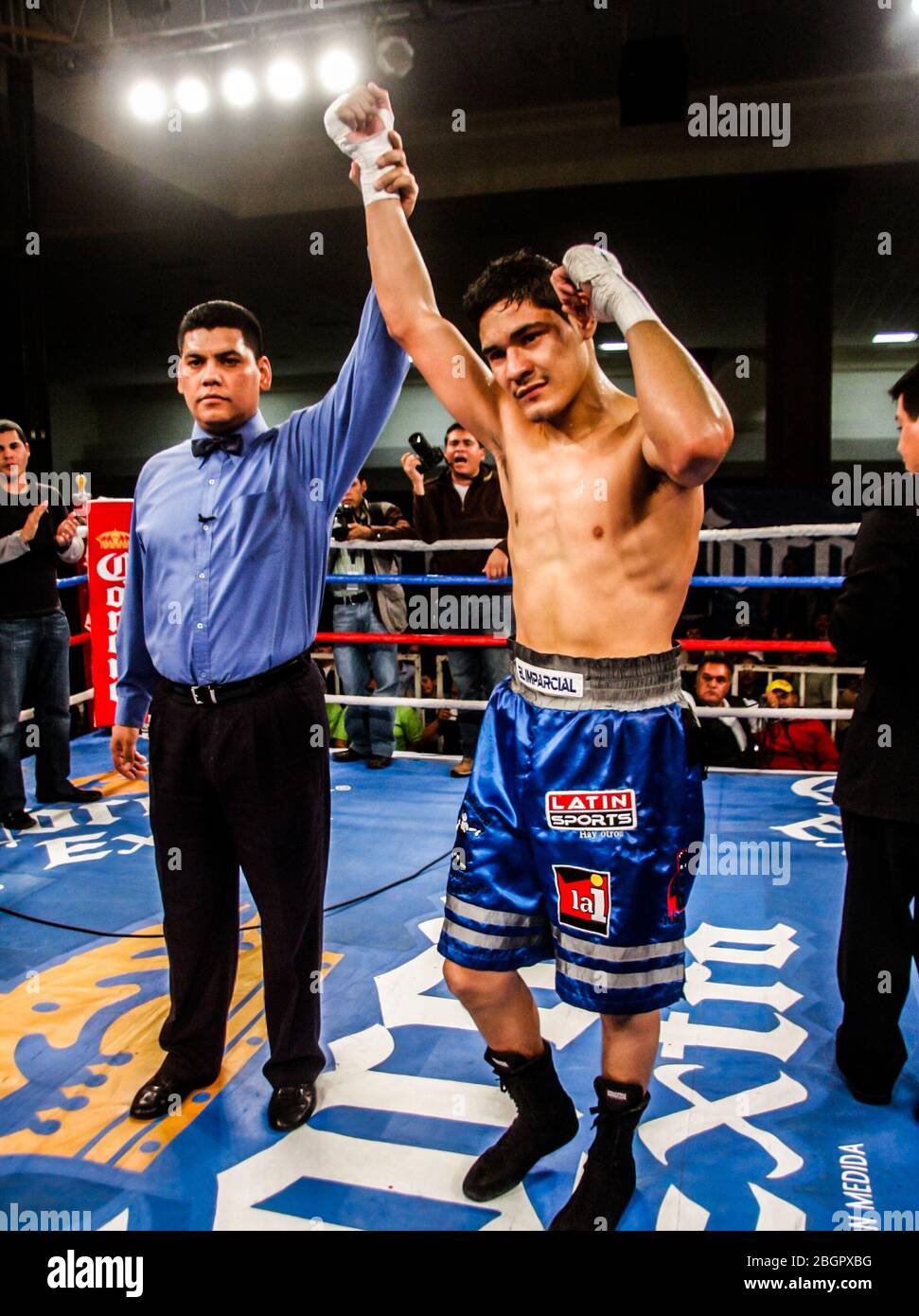 El mexicano Manuel ¨Chango Vargas (short azul) retuvo su titulo de ...