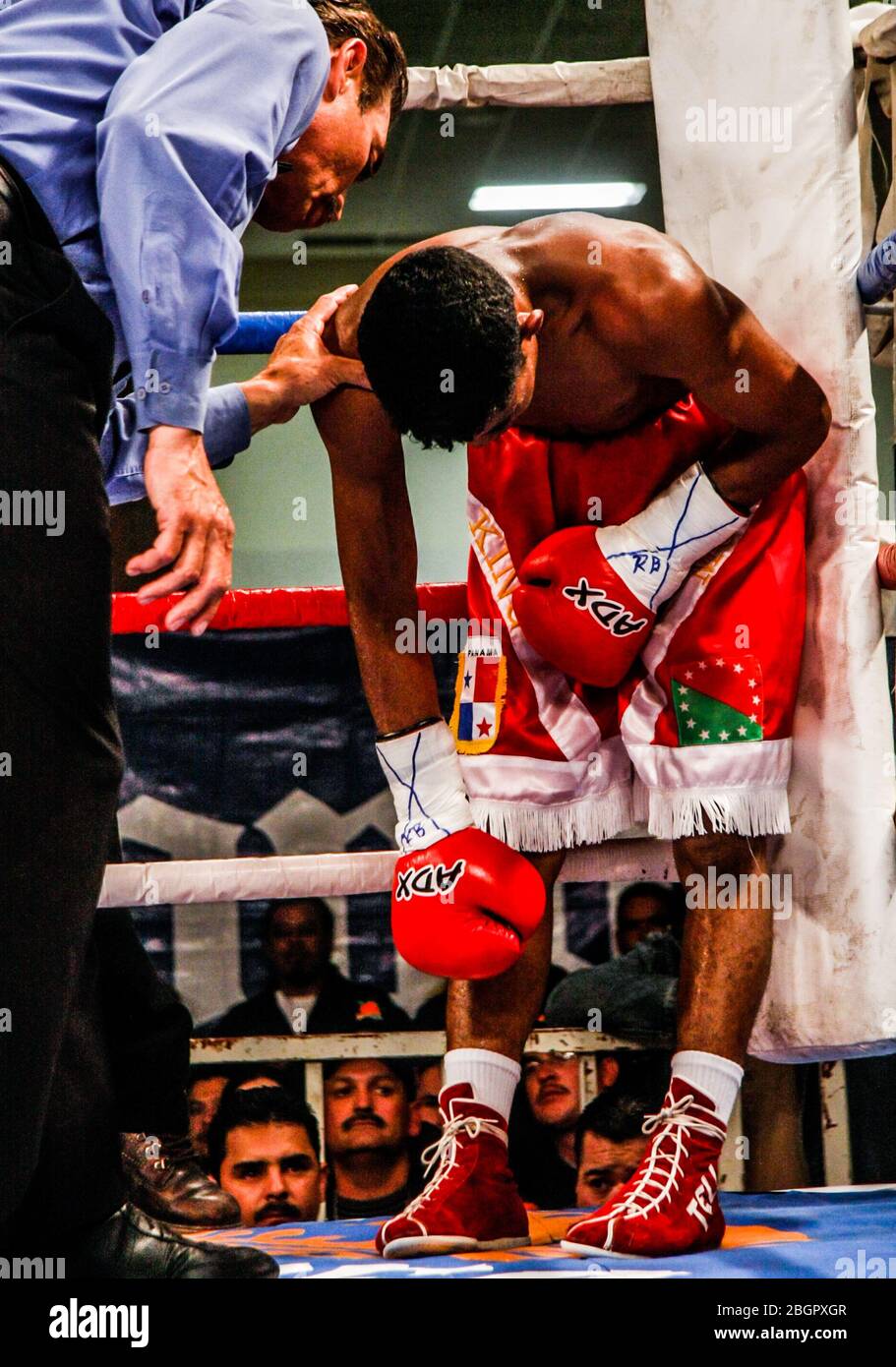 El mexicano Manuel ¨Chango Vargas (short azul) retuvo su titulo de ...