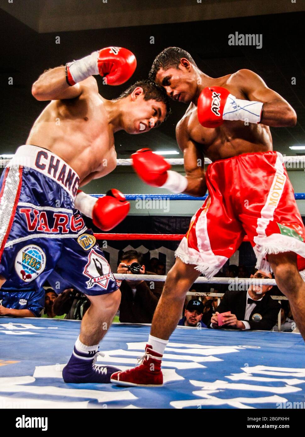 El mexicano Manuel ¨Chango Vargas (short azul) retuvo su titulo de ...