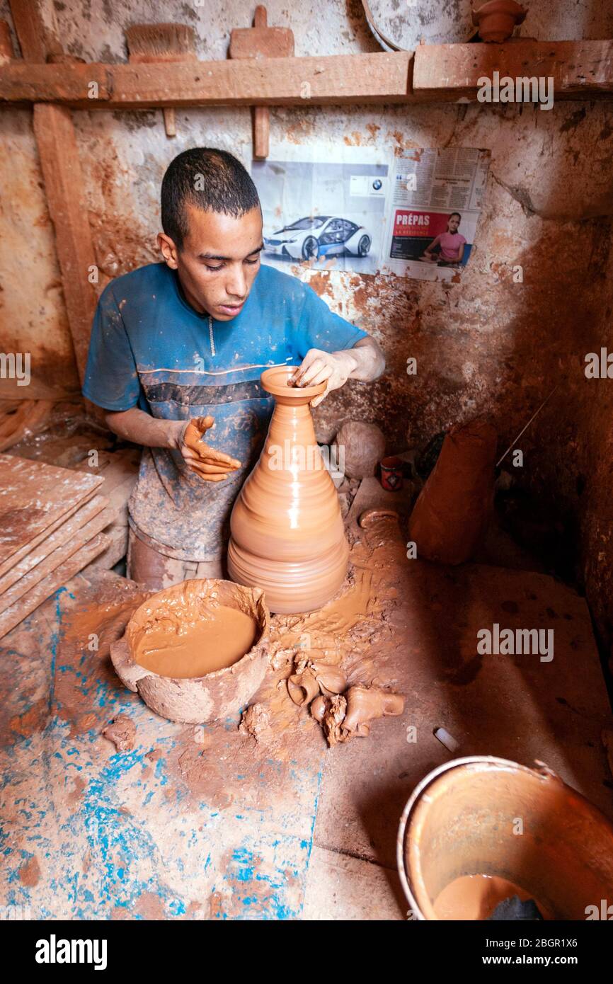 Master potter, The Potter’s Quarter, Safi Pottery, Safi, Morocco Stock ...