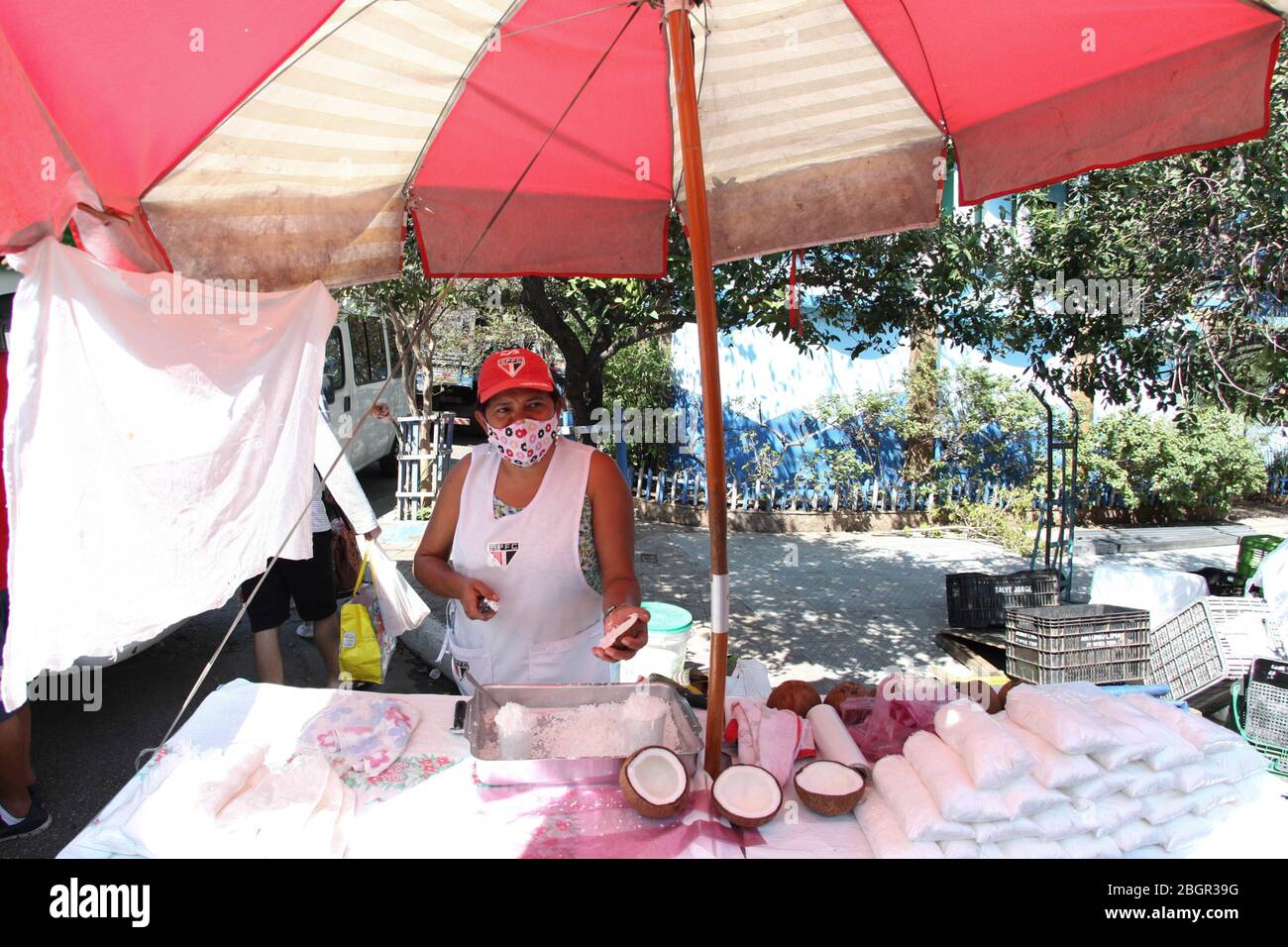 SÃO PAULO, SP - 22.04.2020: BAIXA MOVIMENTAÇÃO EM FEIRA DE RUA - Low ...