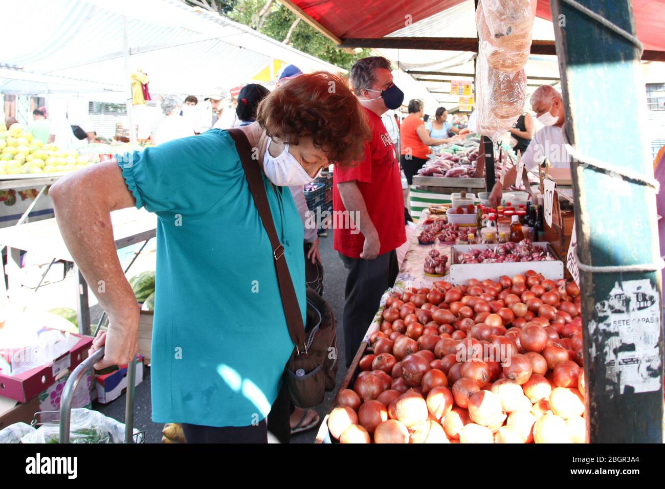 SÃO PAULO, SP - 22.04.2020: BAIXA MOVIMENTAÇÃO EM FEIRA DE RUA - Low ...