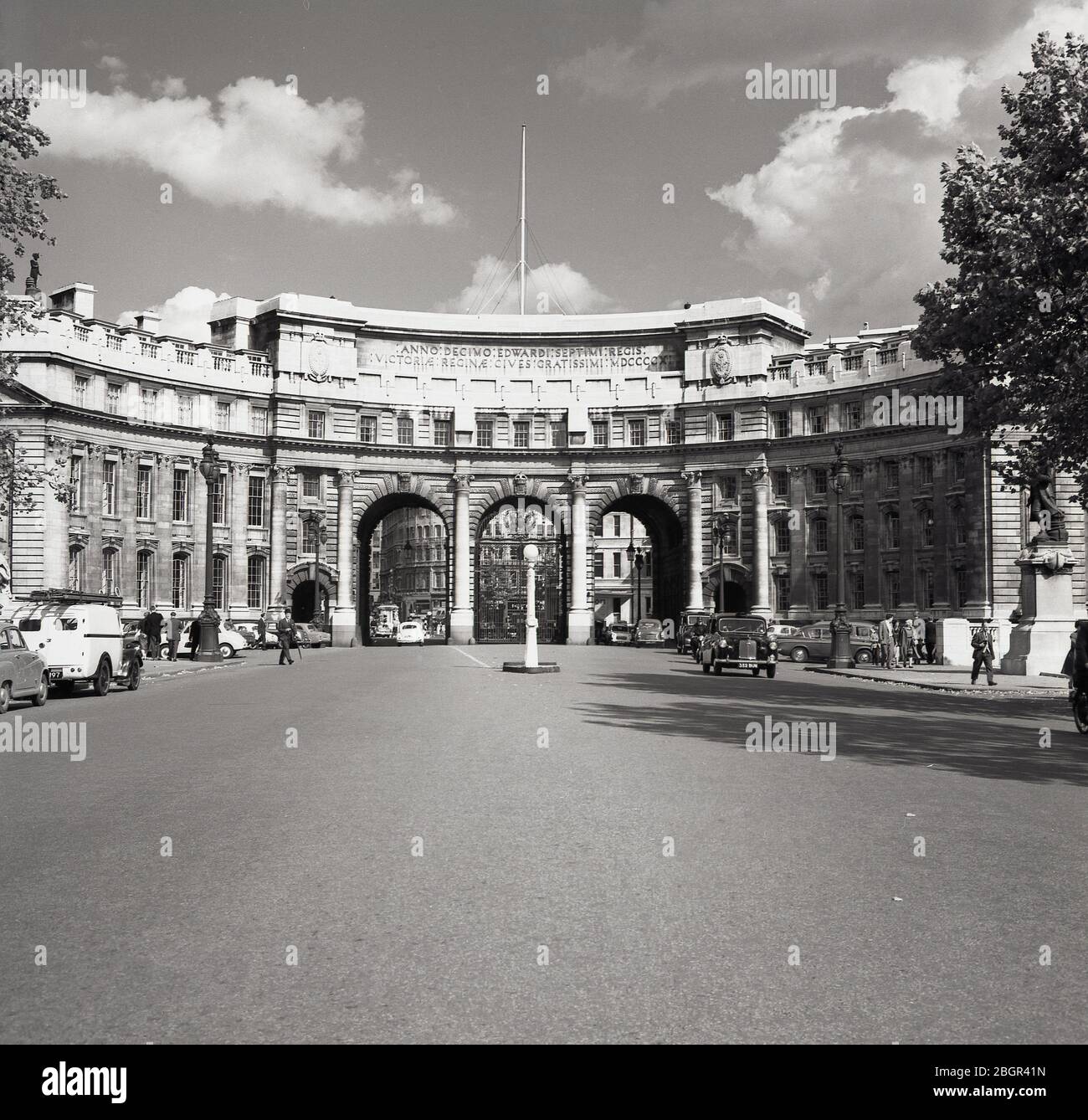1960s, historical, view of Admiralty Arch, a building where Trafalgar ...