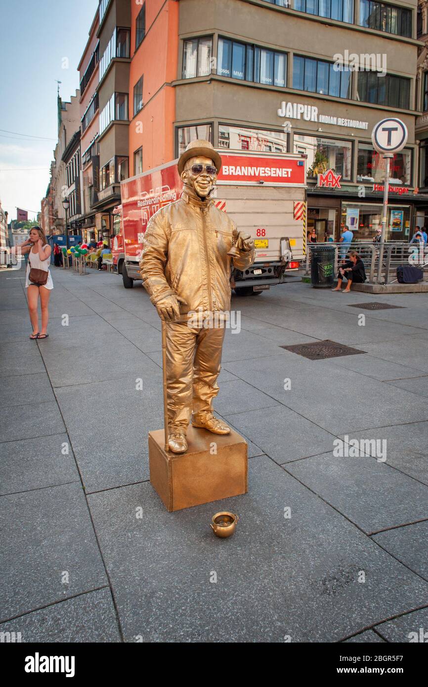 Live statue mime street performance artist hi-res stock photography and ...