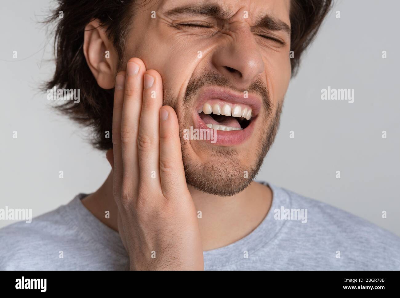 Hand holding tooth hi-res stock photography and images - Alamy