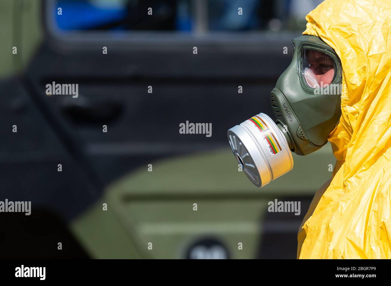 Neubiberg, Germany. 22nd Apr, 2020. A soldier of the NBC Defence ...
