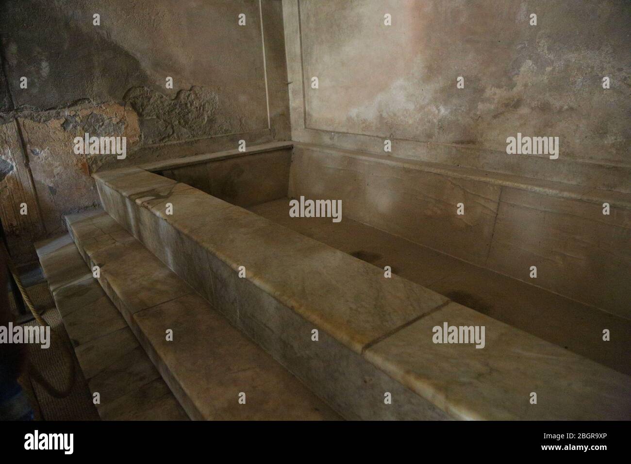 Roman bath in villa in Pompeii Stock Photo - Alamy