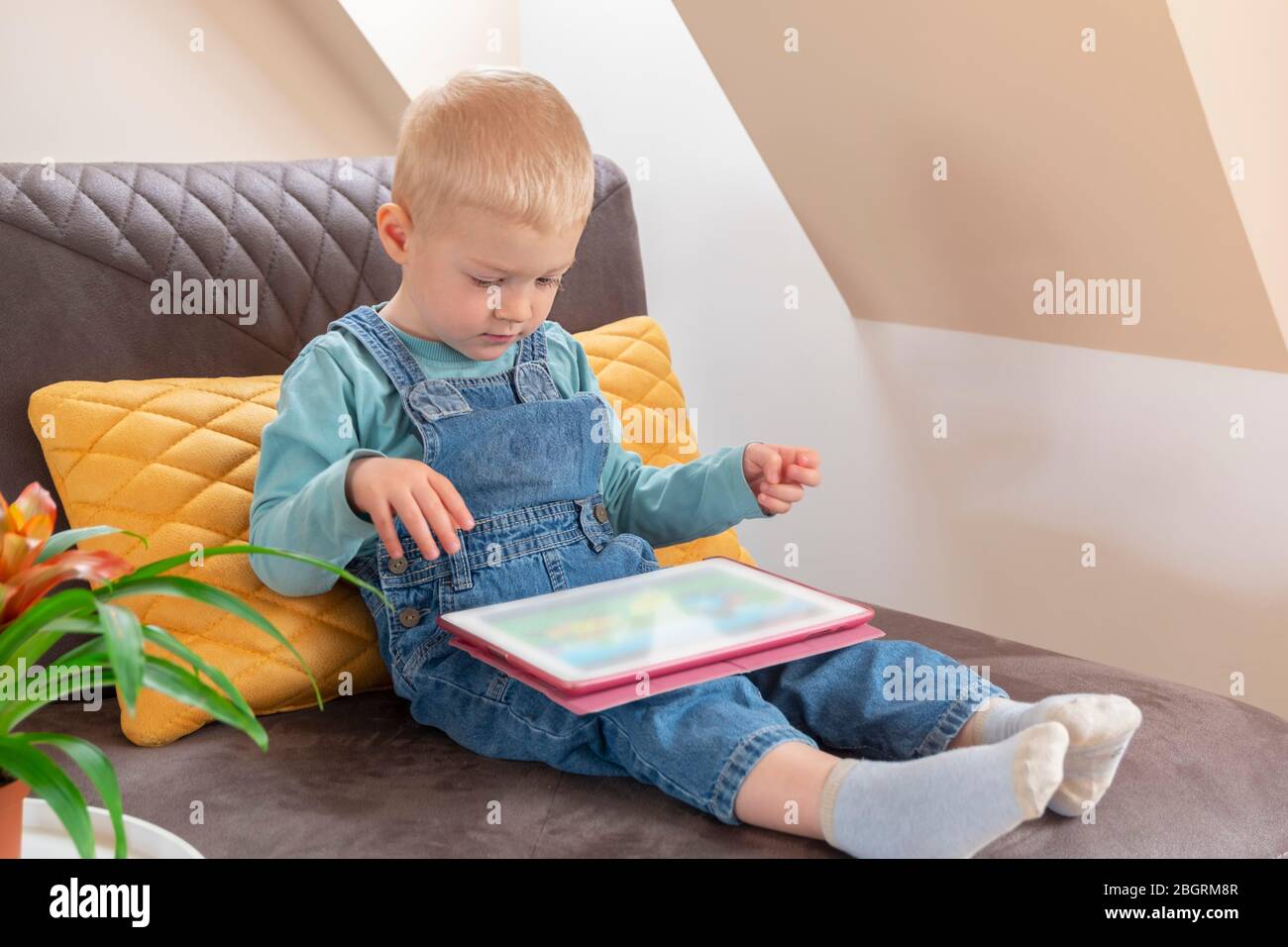 Kid watch tv cartoon hi-res stock photography and images - Alamy