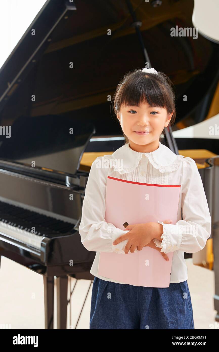 Japanese girl piano hi-res stock photography and images - Alamy