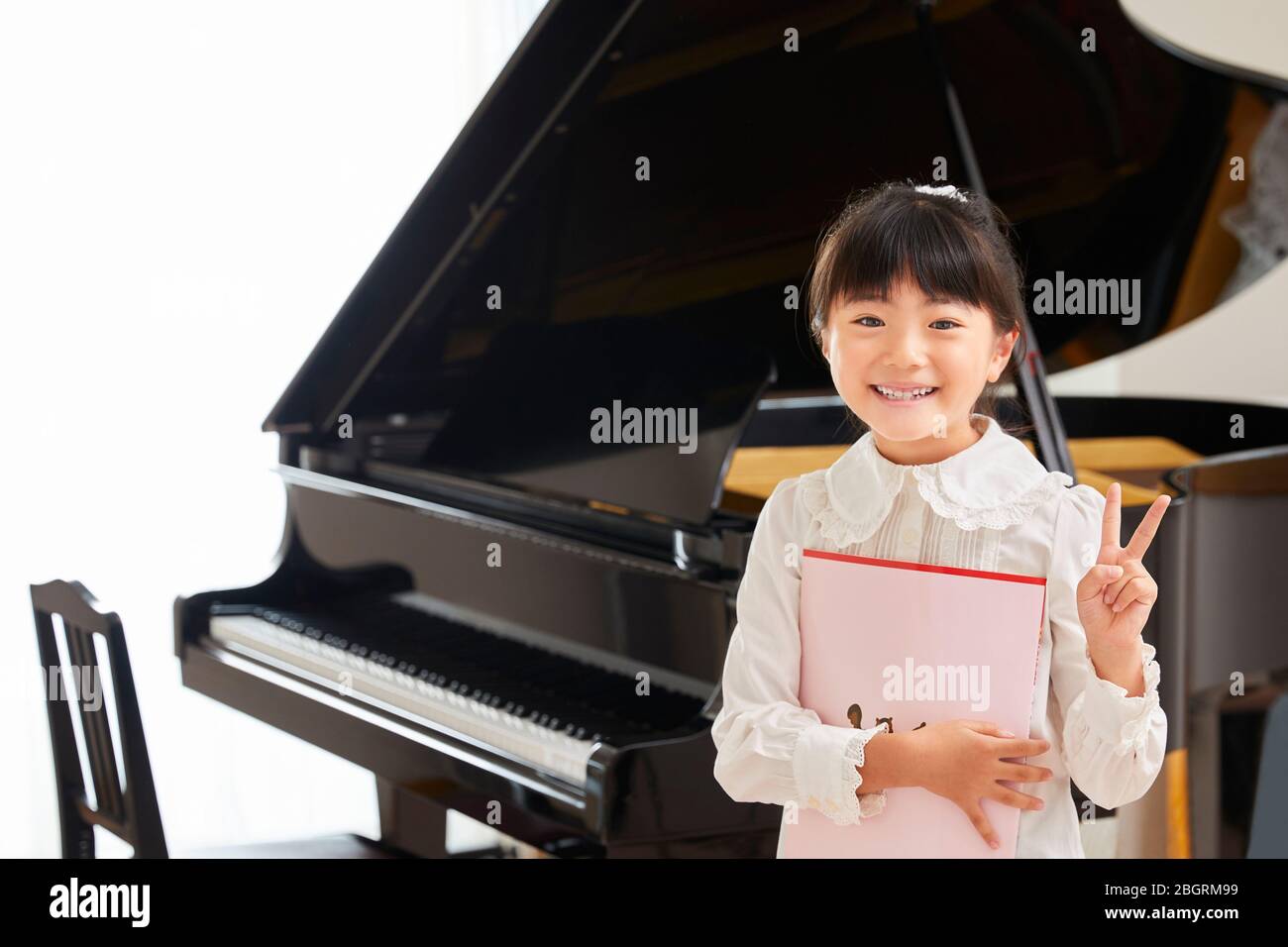 Japanese girl piano hi-res stock photography and images - Alamy