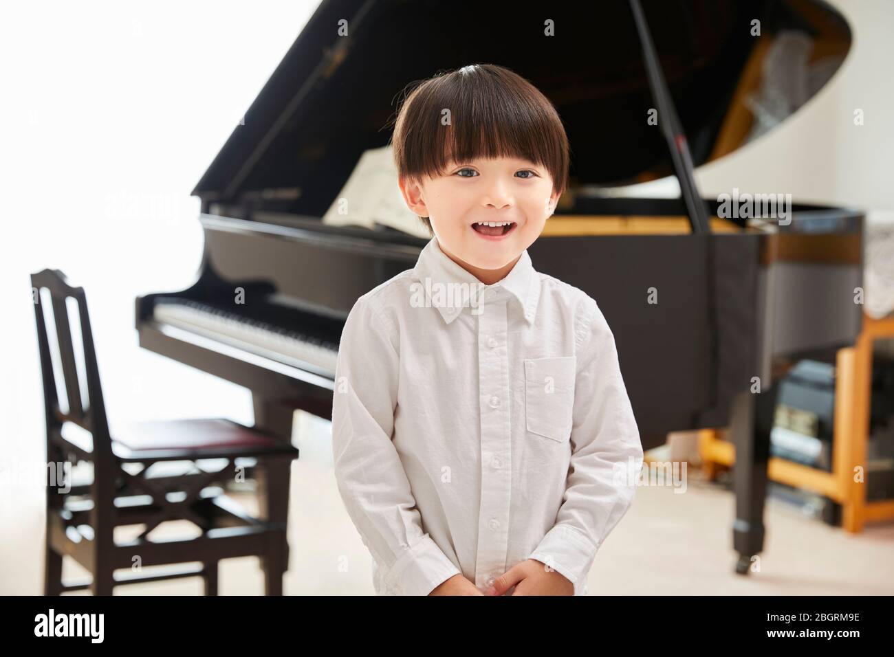 Grand piano side view hi-res stock photography and images - Alamy